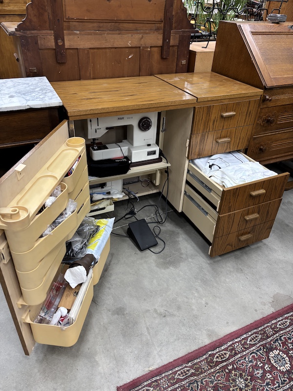 Vintage kast met naaimachine - Snuffelmarkt Lentjheuvel