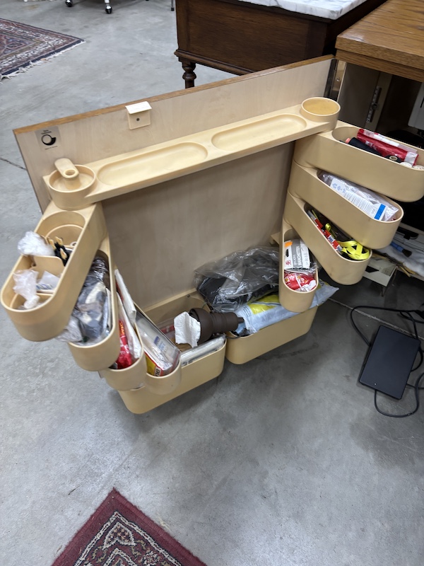 Vintage kast met naaimachine - Snuffelmarkt Lentjheuvel